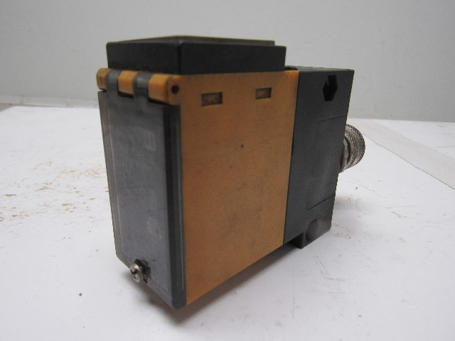 Omron E3B2-D2M4-US Photoelectric Sensor Switch | Bullseye Industrial Sales