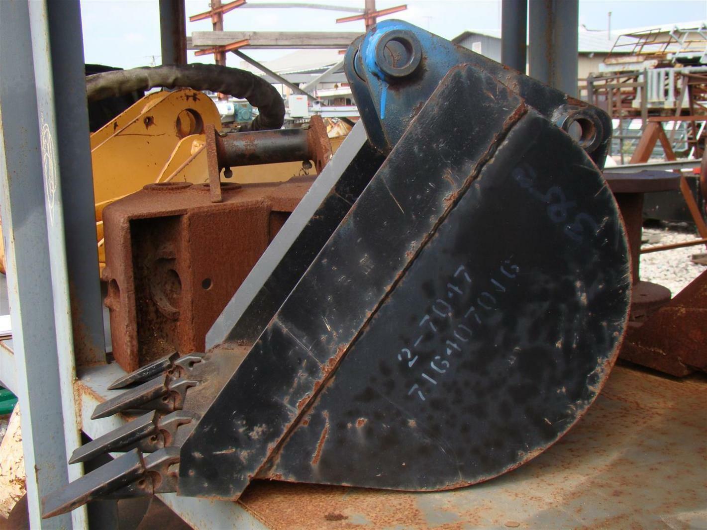 18" Excavator Bucket with Teeth 32mm x 5-3/8" 2-7047