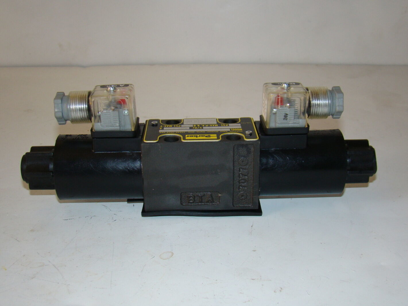 Parker Directional Valve, Solenoid, Float, 24 VDC D1VW004CNJPG5 ...