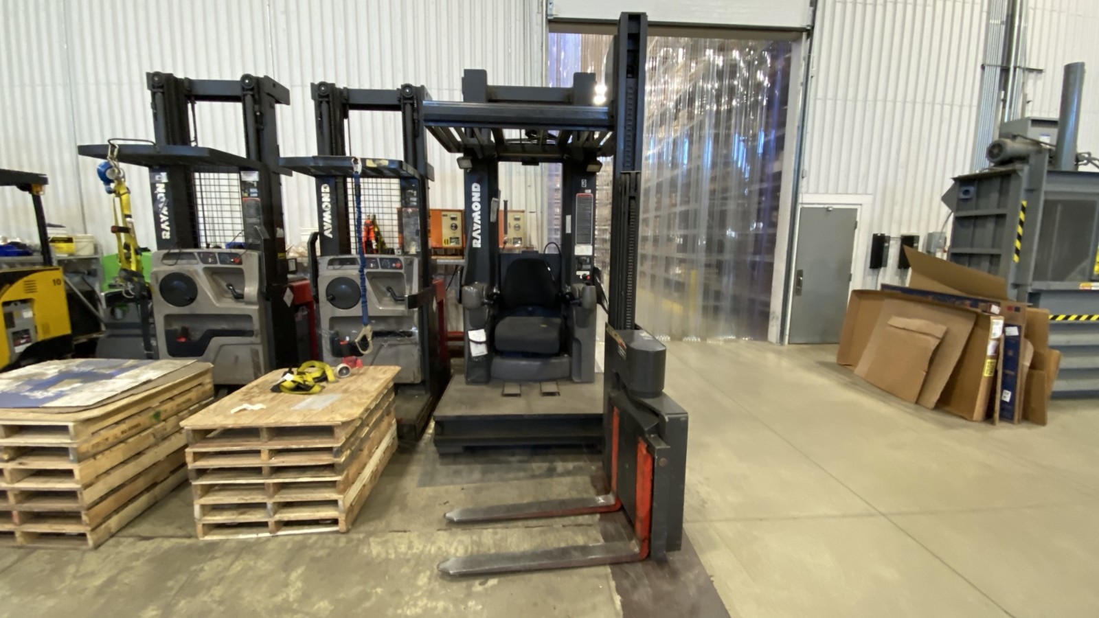 RAYMOND Swing-Reach 3,000 LB. Turret Truck Forklift SA-CSR30T | Joseph ...