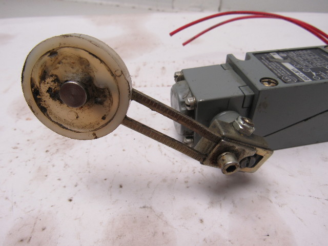 A-B Allen Bradley 802T-AP1 Ser. H Oiltight Limit Switch Side Rotary ...