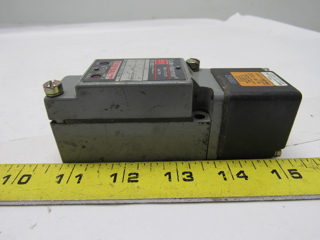 CUTLER HAMMER E51SAL & E51DT5 Proximity Switch W/ Inductive Top Sensing ...