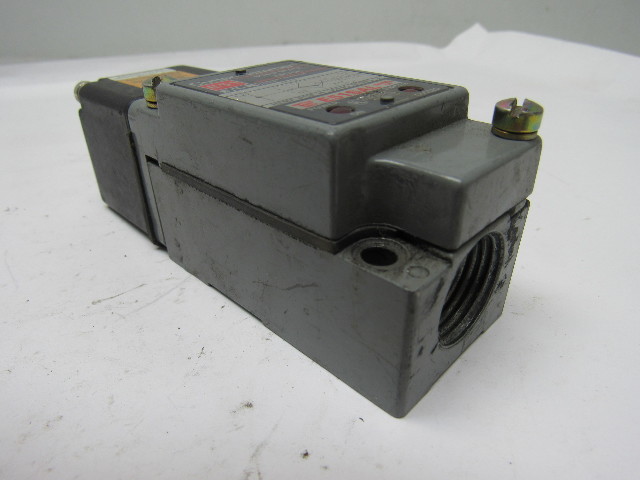 CUTLER HAMMER E51SAL & E51DT5 Proximity Switch W/ Inductive Top Sensing ...