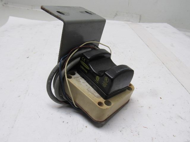 Banner OTBVN6 Momentary Action Optical Touch Button W/Mtg Bracket 24VDC ...