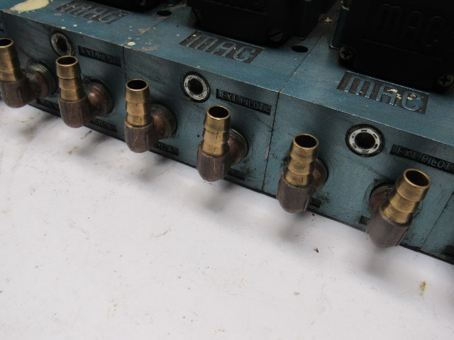 MAC 6311-000-PM-112DA 4/2 Single Operator 120V Coil 6 Air Valve Bank ...