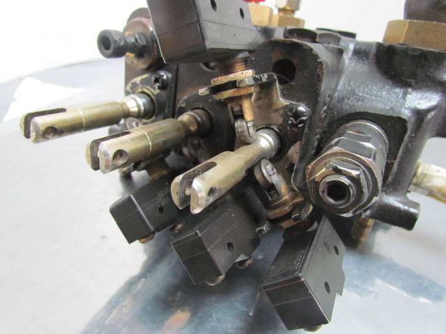 Caterpillar 21030-36525 3-Spool Hydraulic Valve From a 2EC25 Electric ...