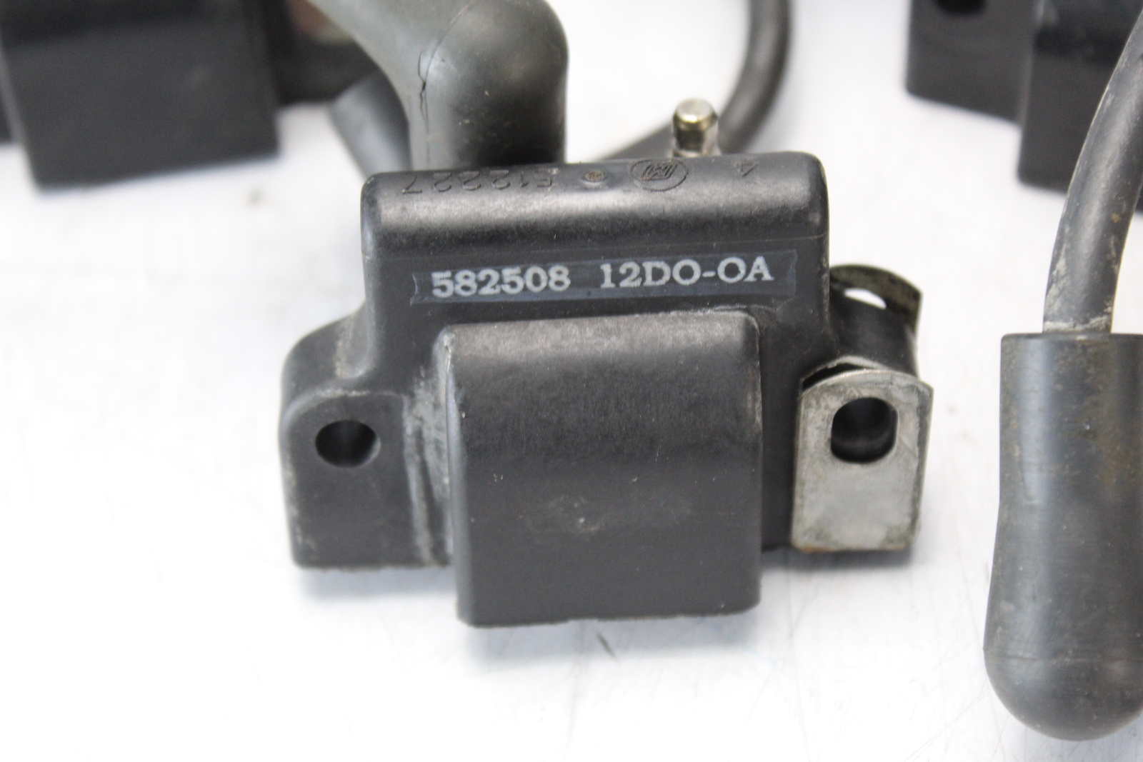 582508 Johnson Evinrude 1985-01 Ignition Coil Set W/ Bolts 2-40 HP 1 ...