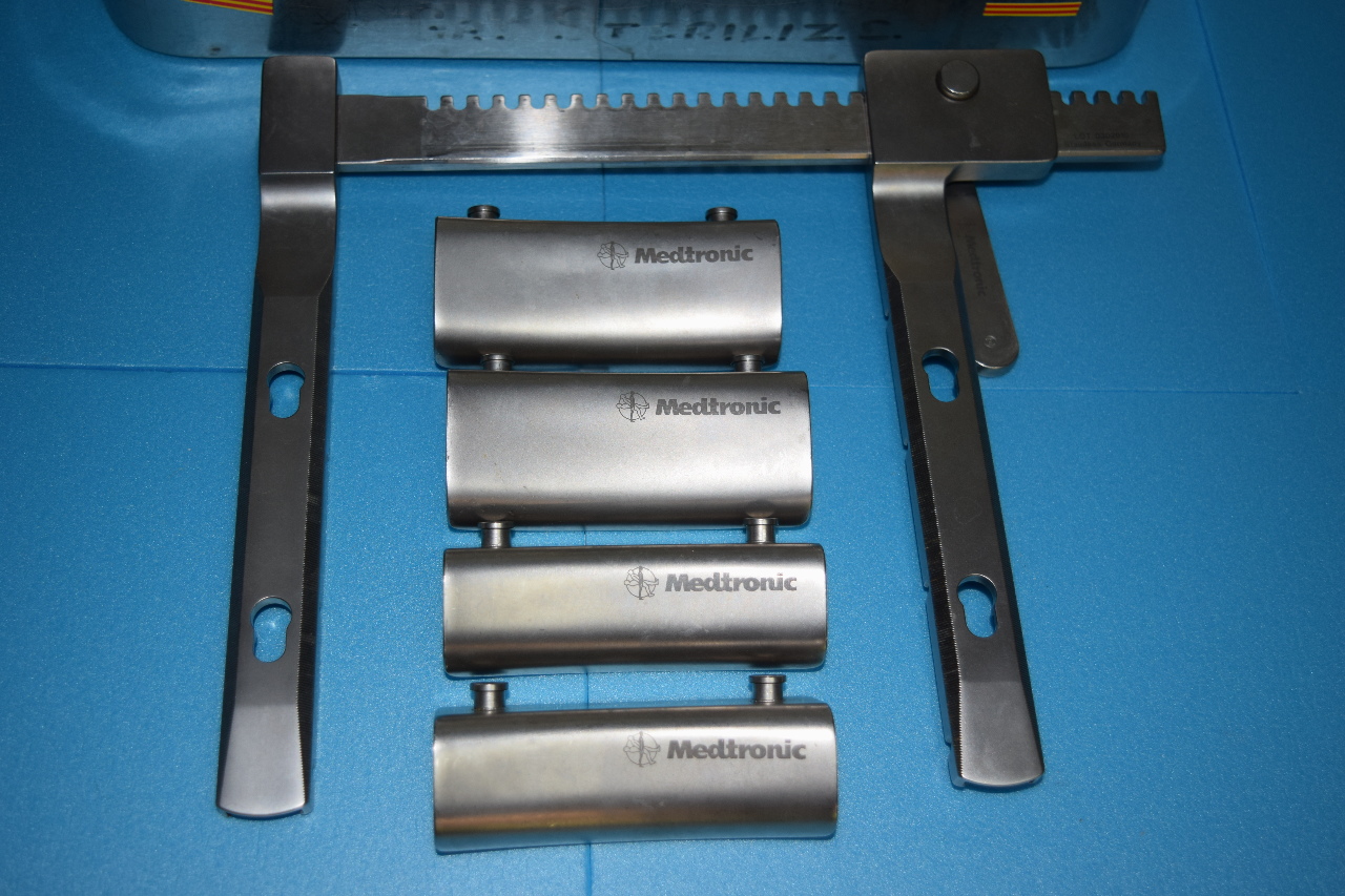 * MEDTRONIC OCTOBASE 28709 SURGICAL RETRACTOR, 208706, 208705 BLADES ...