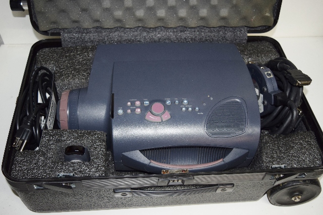 * INFOCUS LP725 LCD PROJECTOR 276 LAMP HOURS ONLY