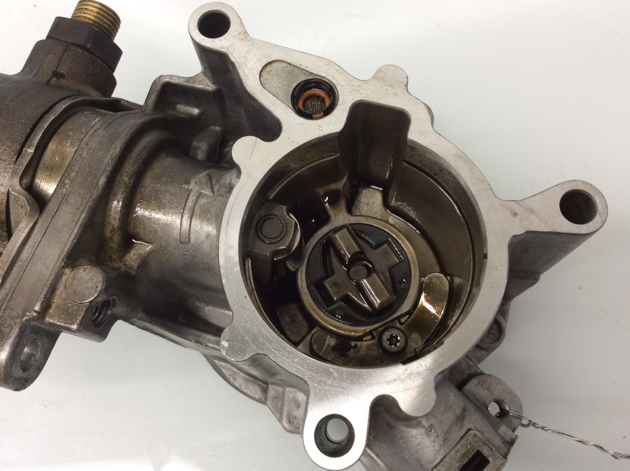 2009 2010 2011 2012 Audi A4 A5 Q5 engine mounted vacuum pump 06J145100C ...