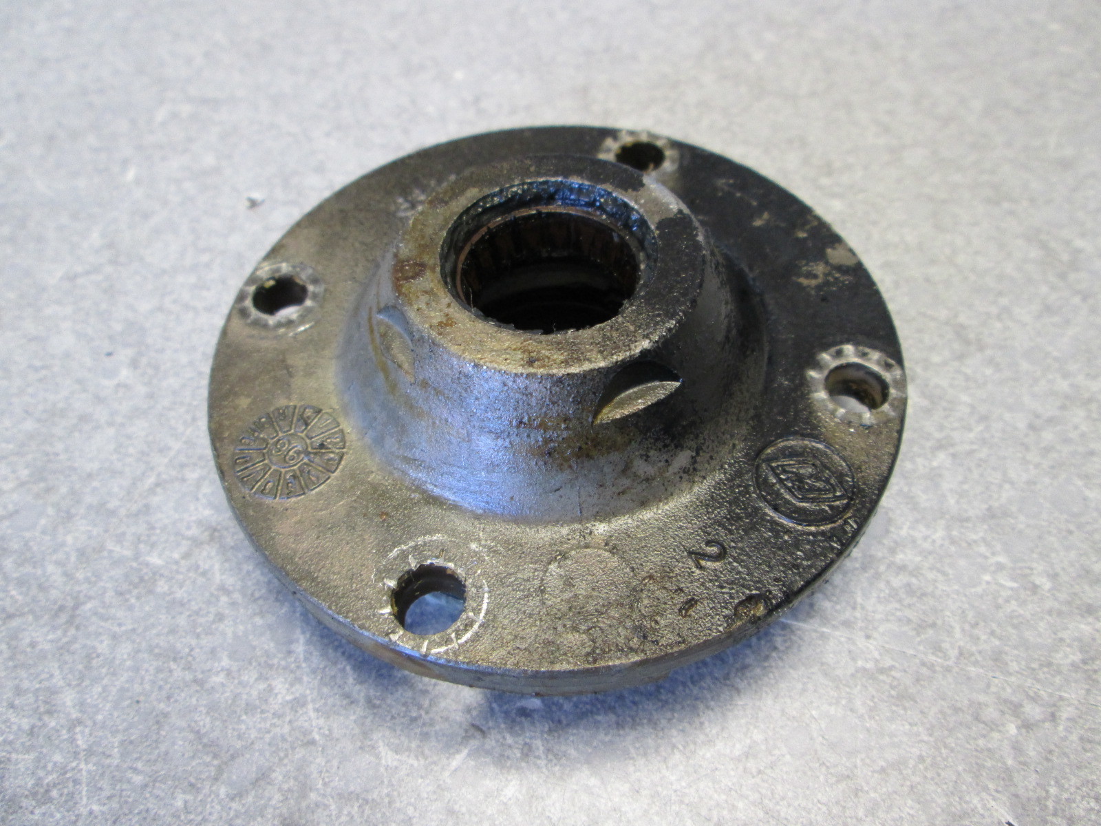 0435702 Evinrude Johnson 40-70 HP Outboard Lower Crankcase Head End Cap ...