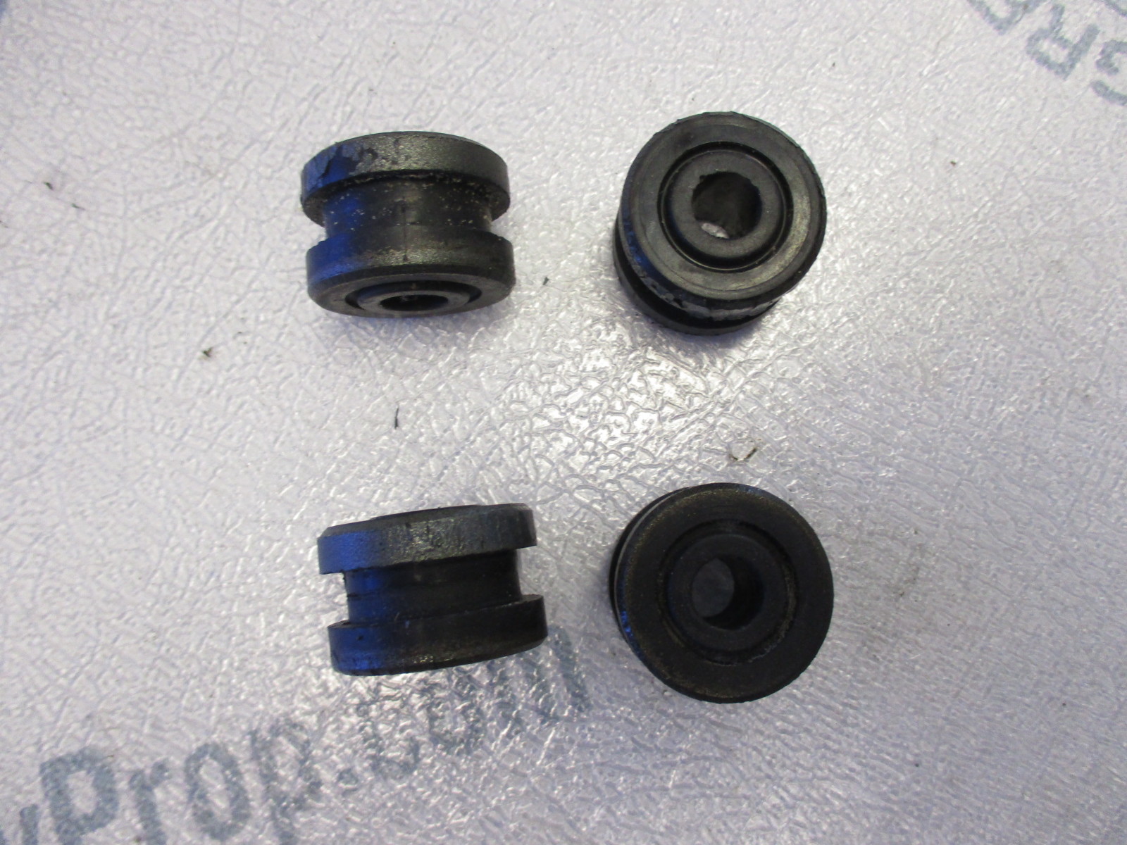 90480-21M82-00 Lot of Four Lower Cowiling Grommets for Yamaha Outboard ...