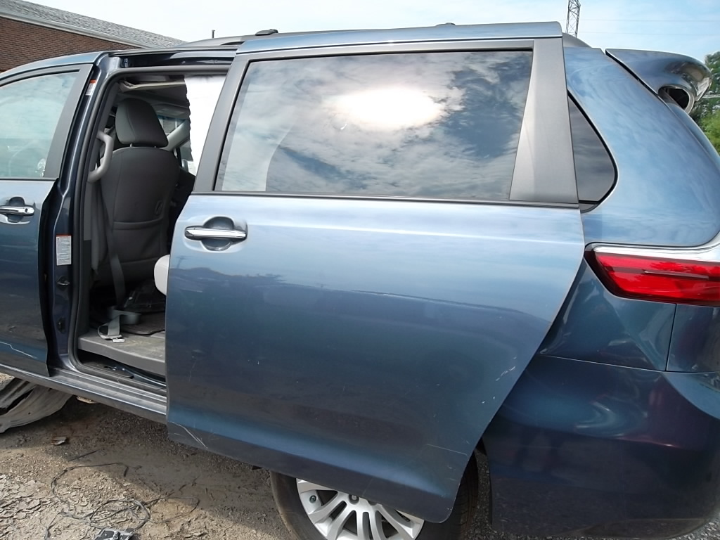 Rear Sliding Door Driver 67004-08130 Toyota Sienna 2019 2018 2017 2016 ...